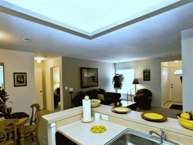 $700 / 2br 1077ft² 2 BR Pine Club with Fabulous Clubhouse