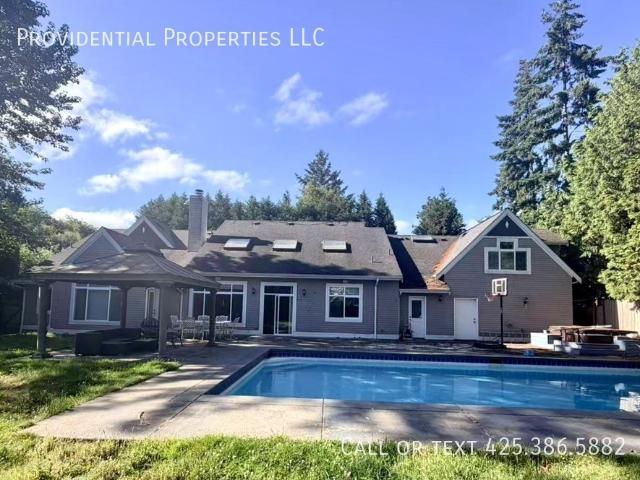 700 5th Ave S, 4 beds, 4 full baths