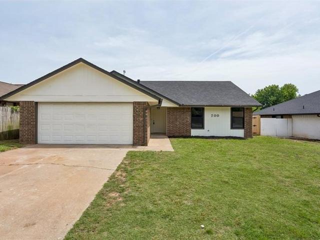 700 Black Hawk Dr, Norman, OK 73072