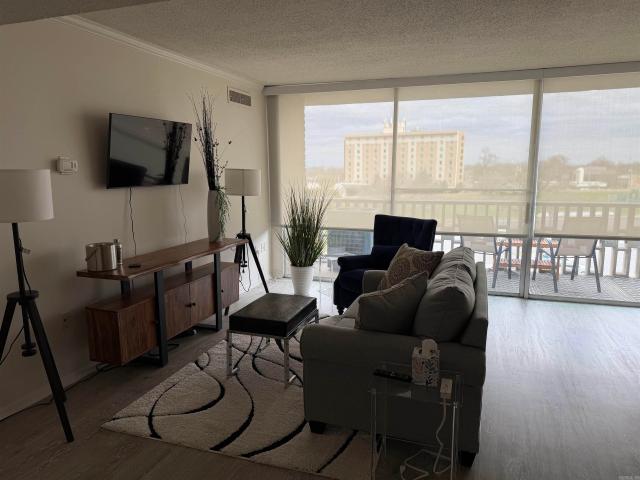 700 E 9th, Unit 4 F