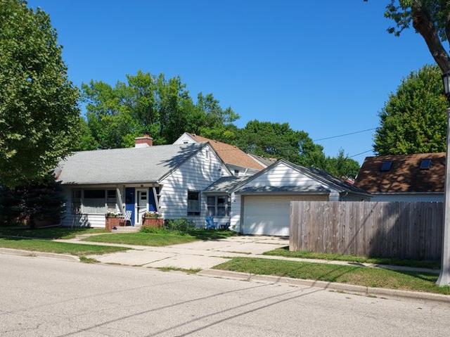 700 E Chateau Pl, Whitefish Bay, WI 53217
