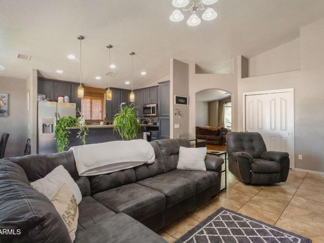 700 HAYES Drive