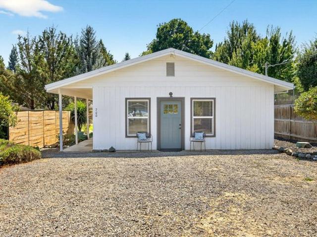 700 Hueners Ln, Jacksonville, OR 97530