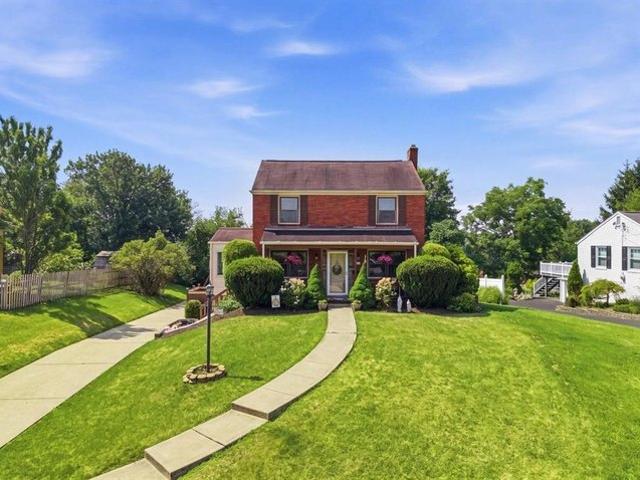 700 Lochinvar Dr, Pittsburgh, PA 15237