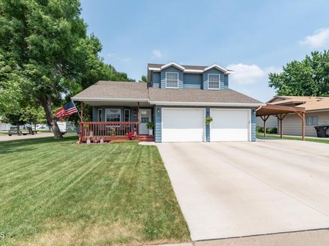 700 Saint Louis Pl, Bismarck, ND 58504