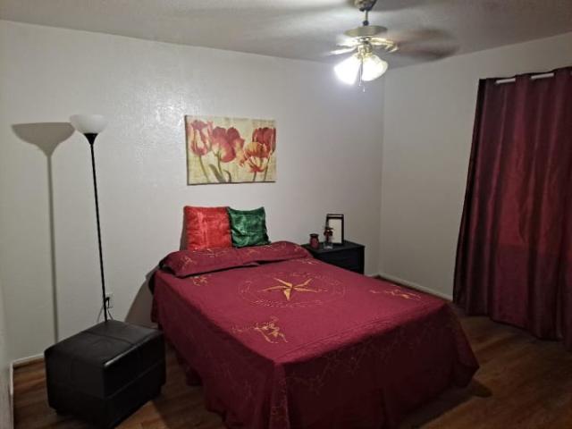 $700 / Private Bedroom in Quiet Upstairs Apartm