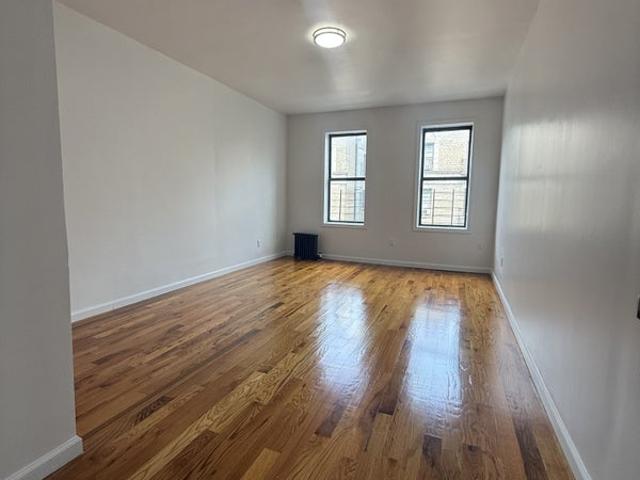 700 w 175 st Room next to A express train Sublease