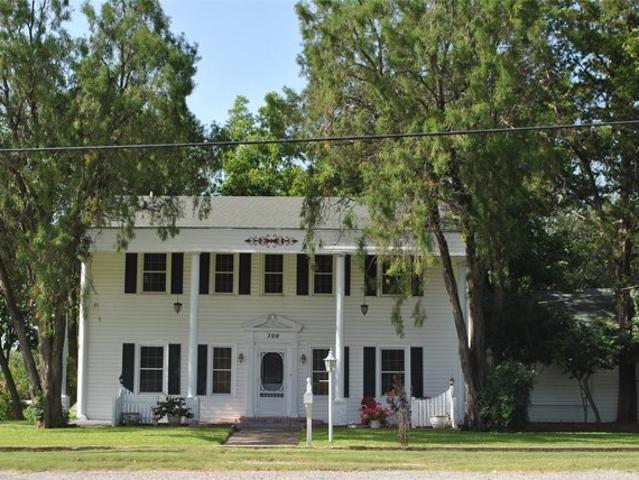 700 W Wrights Ave, Comanche, TX 76442