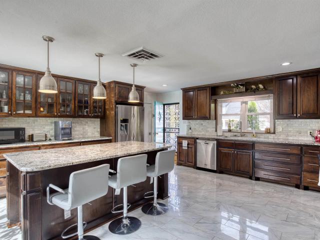 700 W D Avenue