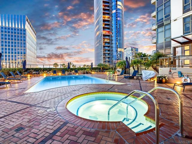 700 W E St # 1502