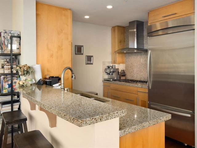 700 W E St # 1303