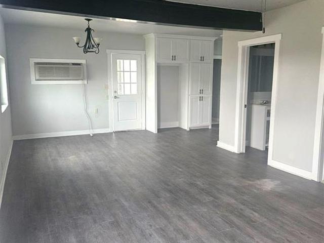 700 W Elm Street