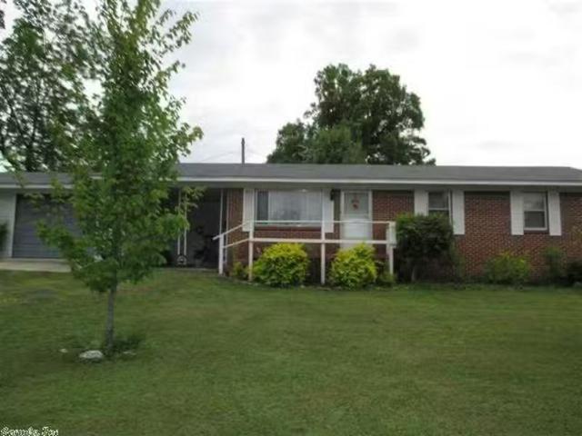 $700/mo $700 Security Deposit: 3 Bed, 1 Bathroom house in Cl.