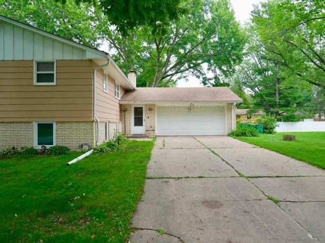 7018 James Ave N, Brooklyn Center, MN 55430