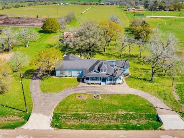 7018 Railroad St, Wallis, TX 77485