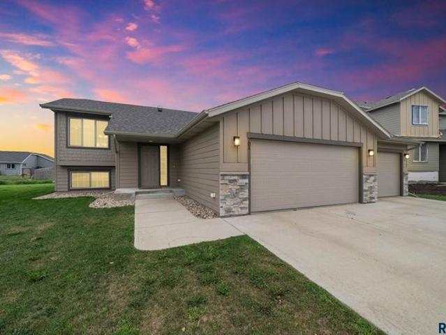 701 Creekside Trl, Harrisburg, SD 57032