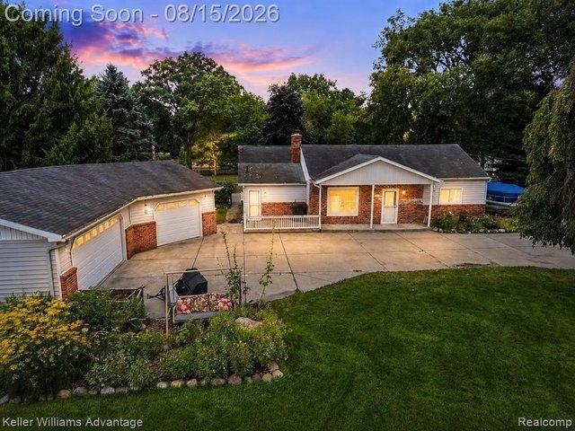701 Artdale Dr, White Lake, MI 48383