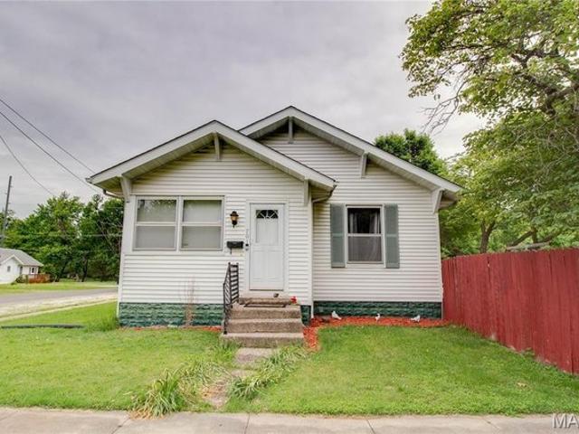 701 E Chestnut St, Gillespie, IL 62033