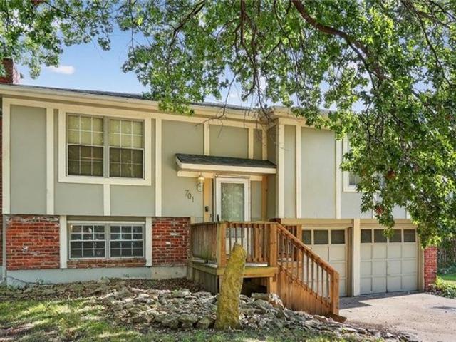 701 E Colleen Dr, Gardner, KS 66030