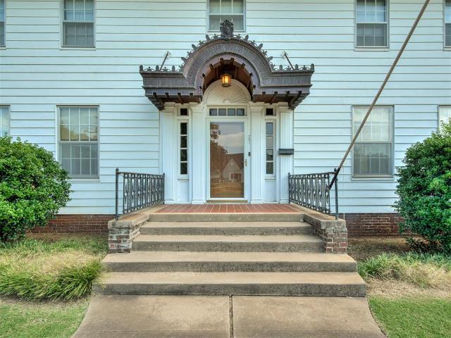 701 E Noble Avenue