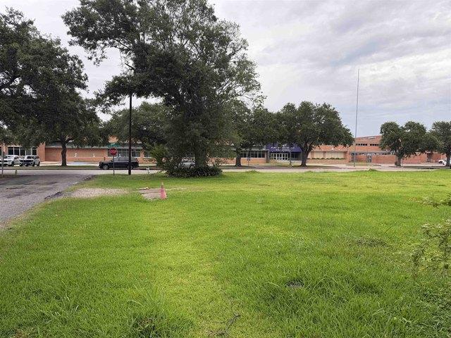 701 Holland Ave, Port Neches, TX 77651