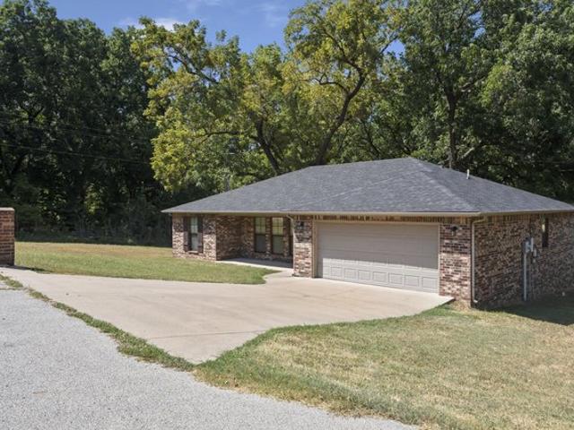 701 Hickory Cir, Grove, OK 74344