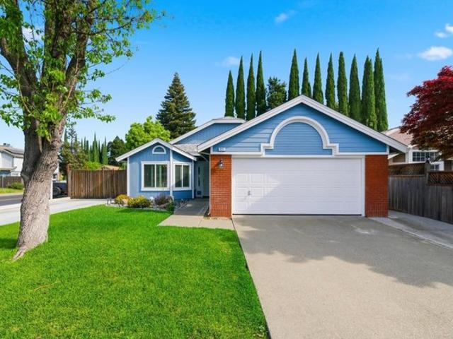 701 Oak Brook Dr, Vacaville, CA 95687