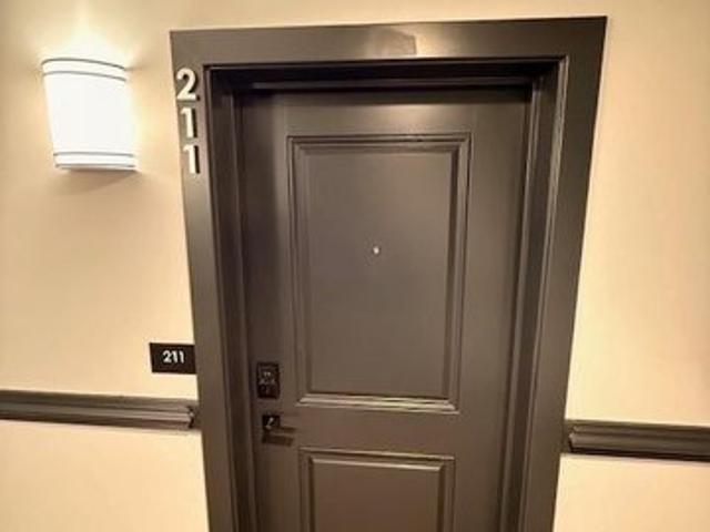 701 N Henry St Apt 211, Alexandria, VA 22314