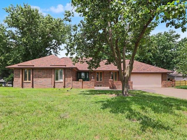 701 N Oak Forest Ln, Derby, KS 67037