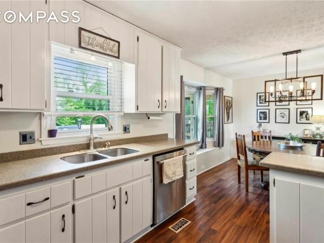 701 Navaho Ct, Woodstock, GA