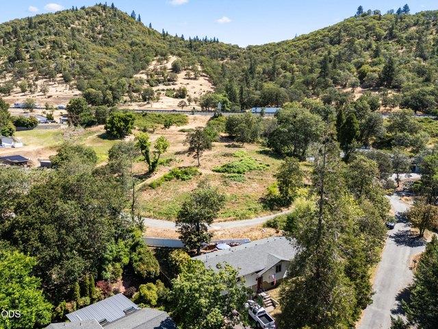 701 NE Tokay Hts, Grants Pass, OR 97526