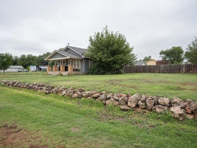 701 S Houston St, Shamrock, TX 79079