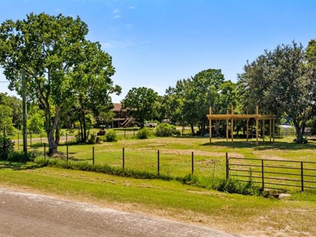 701 Stephenson Ave, Anahuac, TX 77514