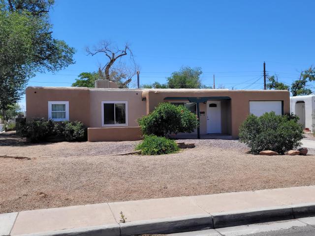 701 Palomas Drive NE