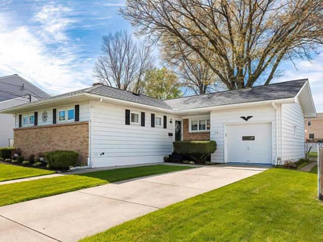 701 Pin Oak Dr, Erie, PA 16504