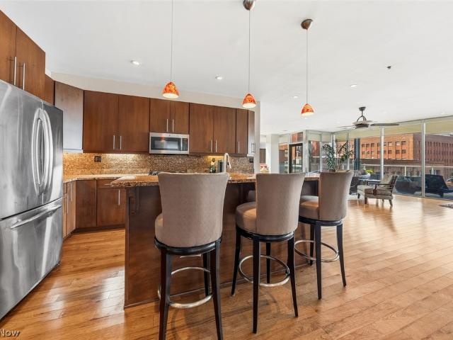 701 W Lakeside Avenue 606