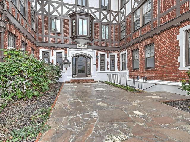 701 West Locust Street Apt 17