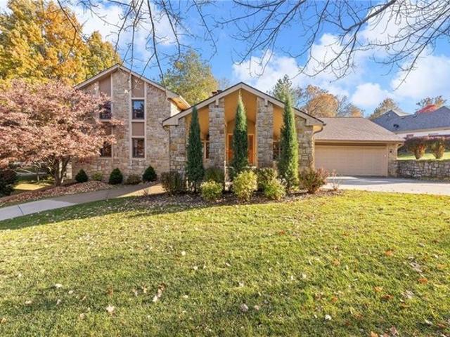 701 White Oak Ln, Gladstone, MO 64116