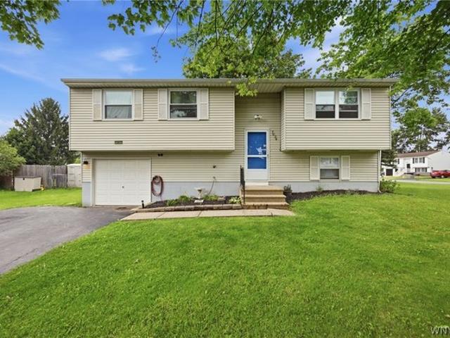 7024 Academy Ln, Lockport, NY 14094