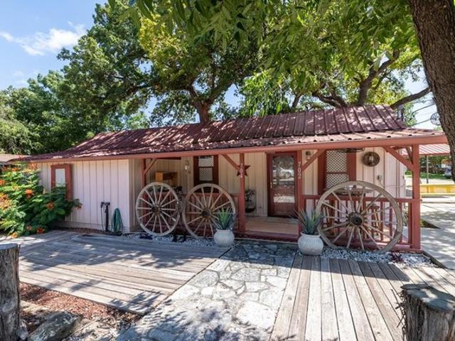 702 14th St, Bandera, TX 78003