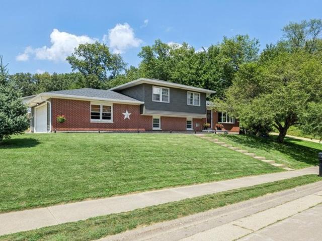 702 15th Ave NW, Clinton, IA 52732