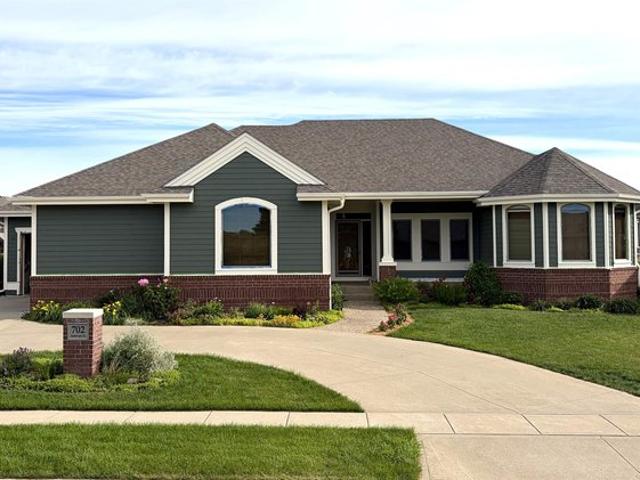 702 Applewood Dr, Yankton, SD 57078