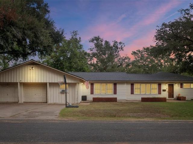 702 Avenue J, El Campo, TX 77437