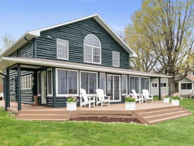 702 Giauque Beach Dr, Topinabee, MI 49791