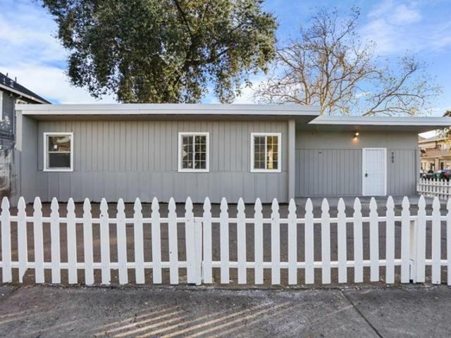 702 E Oak St, Stockton, CA 95202