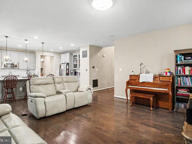 702 kingsbrook