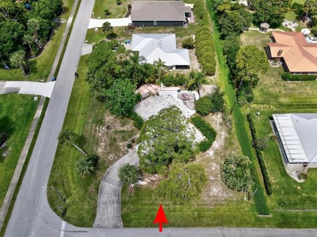 702 Lake Dr, Sebastian, FL 32958