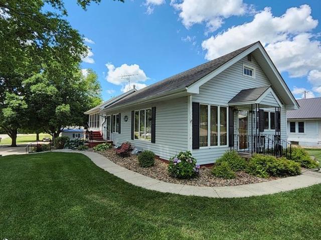 702 N Walnut St, Avoca, IA 51521