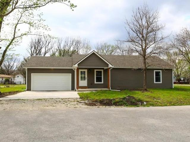 702 S 8th St, Burlington, KS 66839
