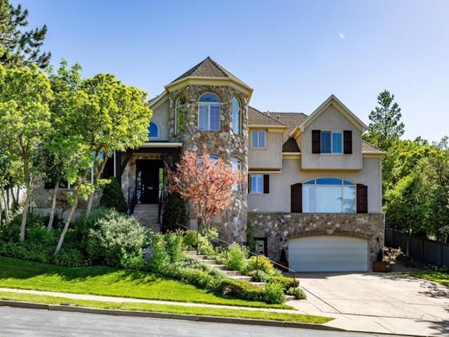 702 S Woodbriar Way E, North Salt Lake, UT 84054